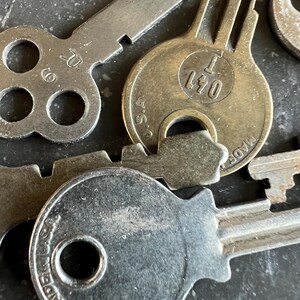 VINTAGE 6 Random Flat Keys Various Sizes Free Shipping - Etsy