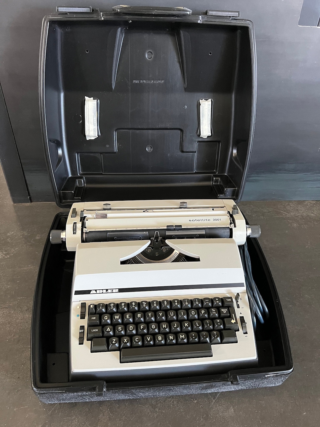 VINTAGE 1960s Adler Cursive Satellite 2001 Electric Typewriter and Case ...