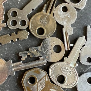 VINTAGE 6 Random Flat Keys Various Sizes Free Shipping - Etsy