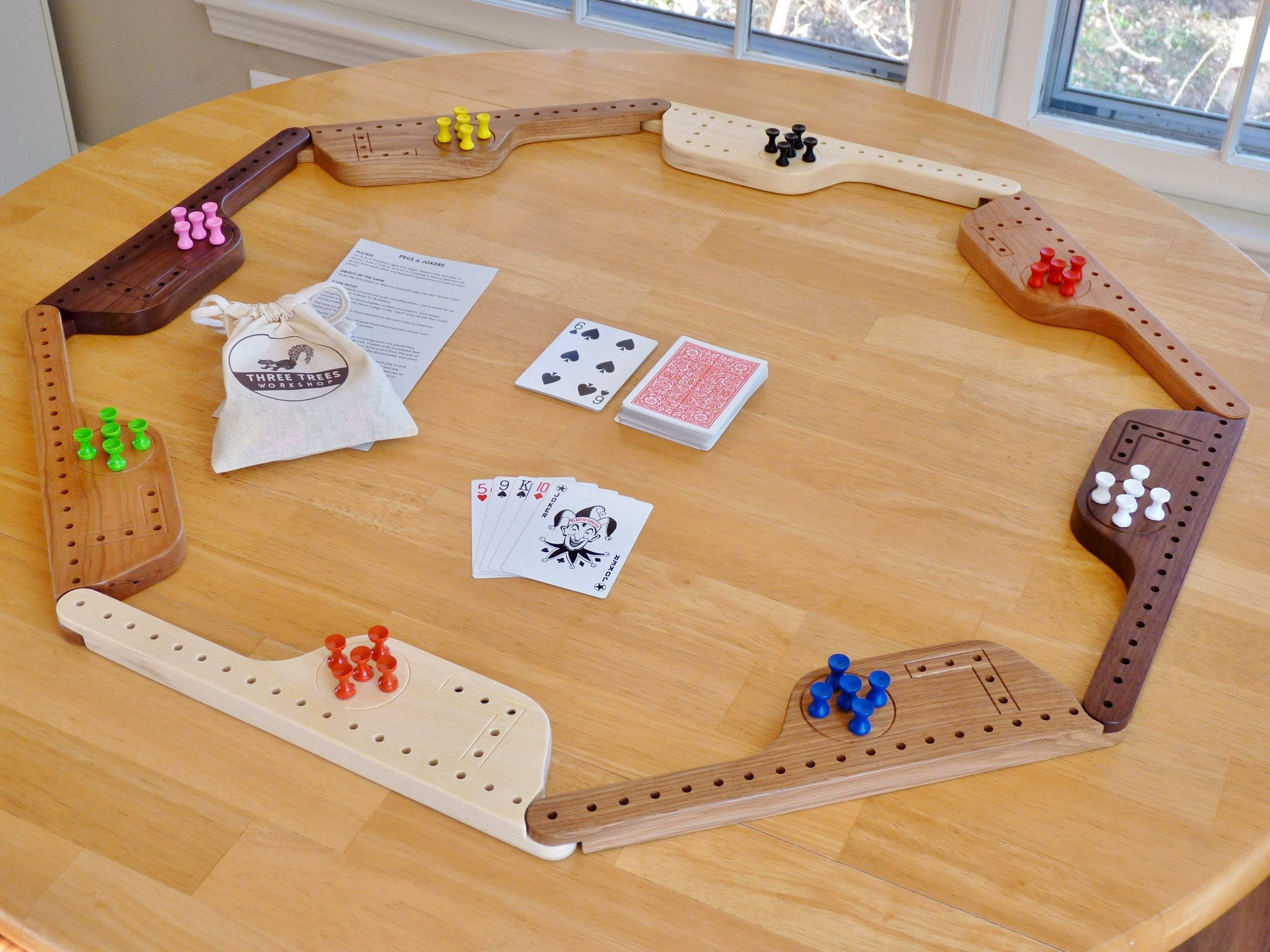PEGS And Jokers 8 player Game With Interlocking Paddles mns Town 