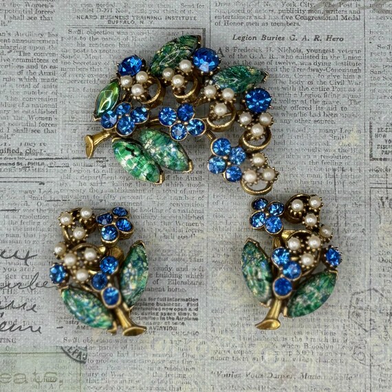 Vintage Gold Tone and Blue Cabochon, Rhinestone, and … - Gem