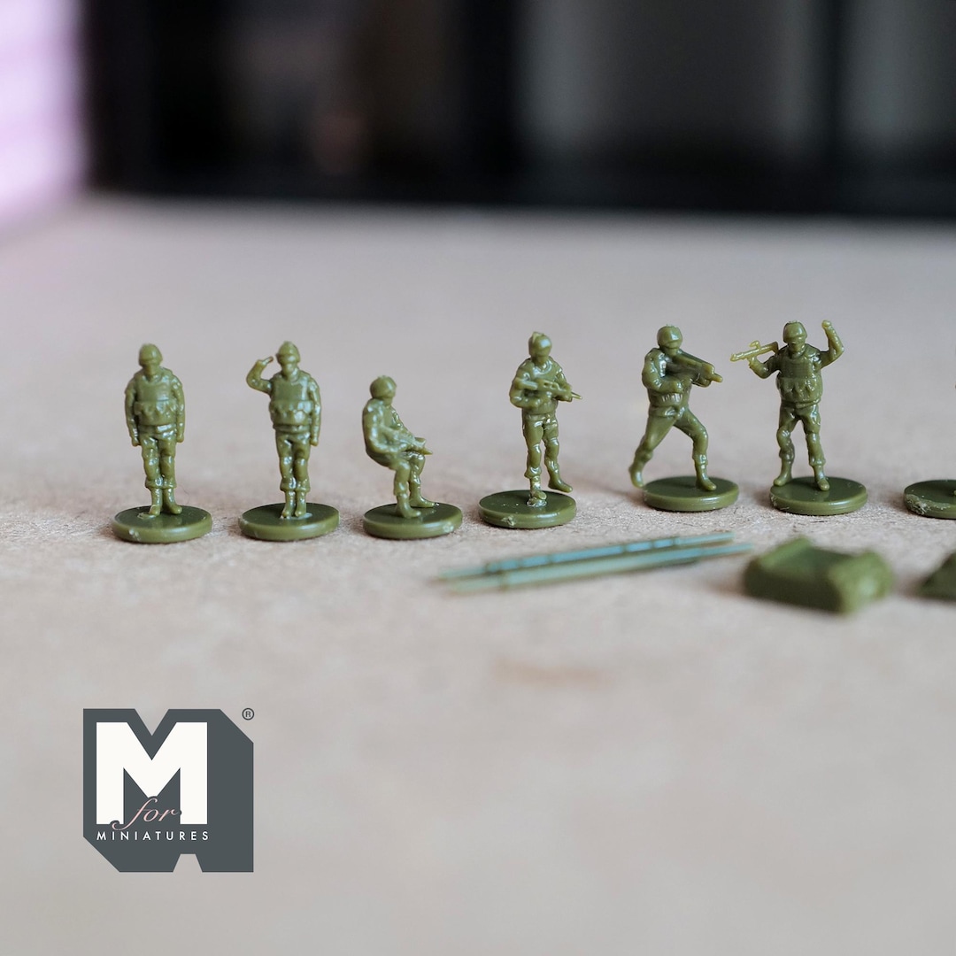 12 Miniature Army and Accessories 7/16 Inch Tall 1:150 Scale Soldiers ...
