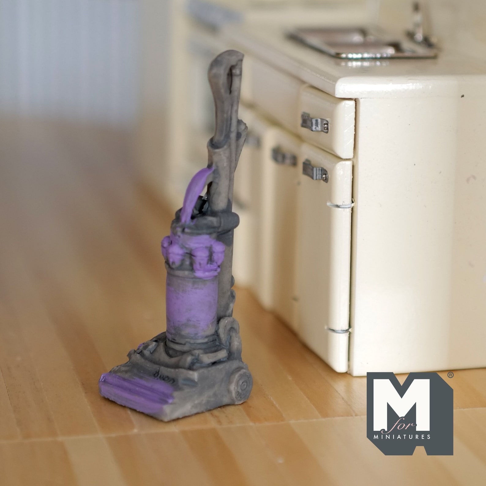 Dollhouse Miniature Dusty Modern Vacuum Cleaner 1:12 Scale Dollhouse ...