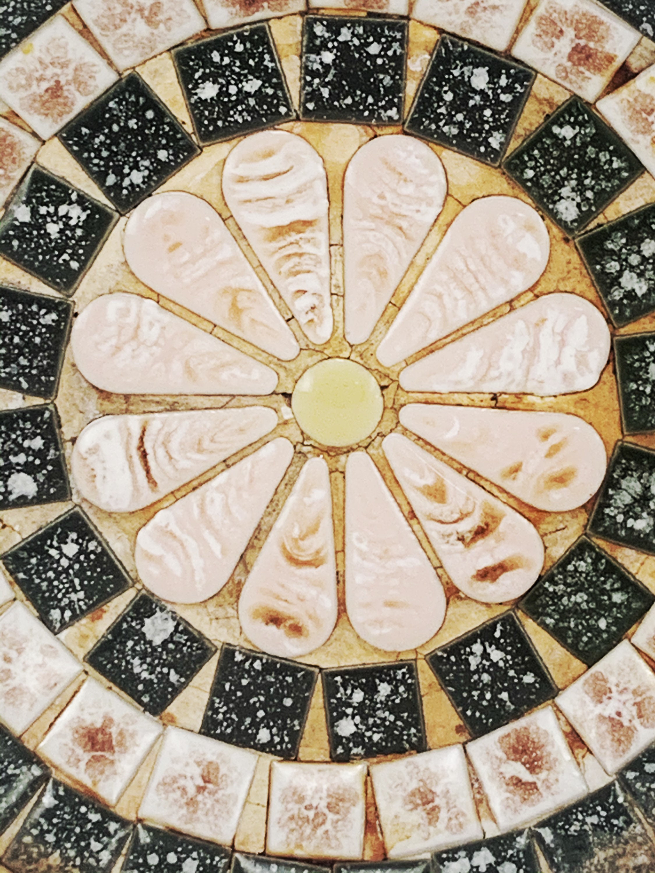 Vintage Mid Century Tile Trivet With a Daisy Design in the Middle - Etsy