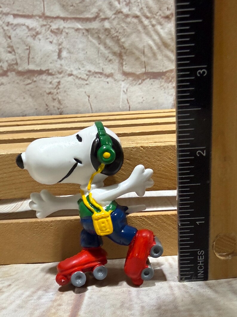 Vintage Peanuts Snoopy on Roller Skates With Walkman Mini PVC Miniature ...