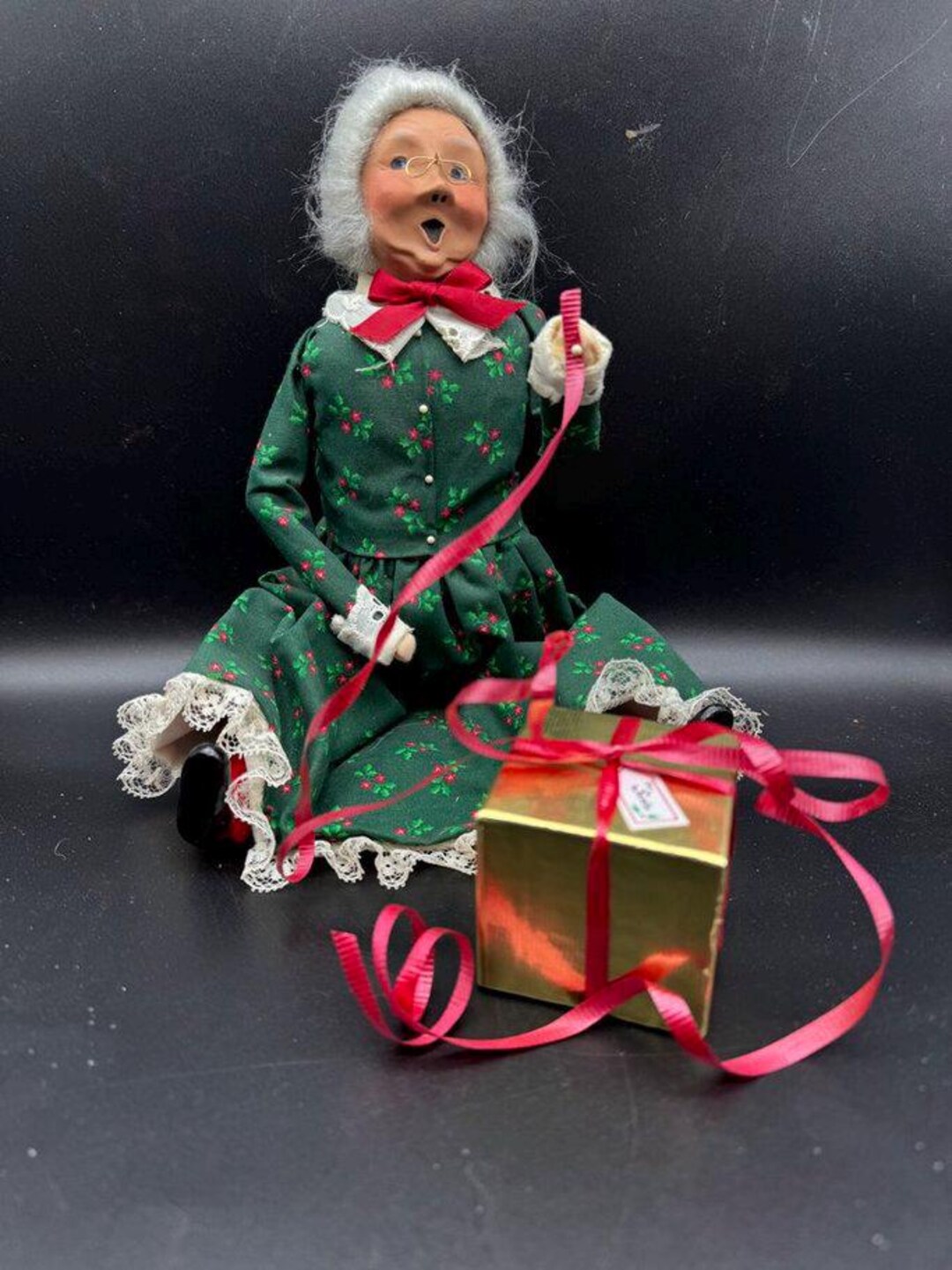 Byers Choice the Carolers Sitting Granny Mrs. Claus W/package Christmas ...