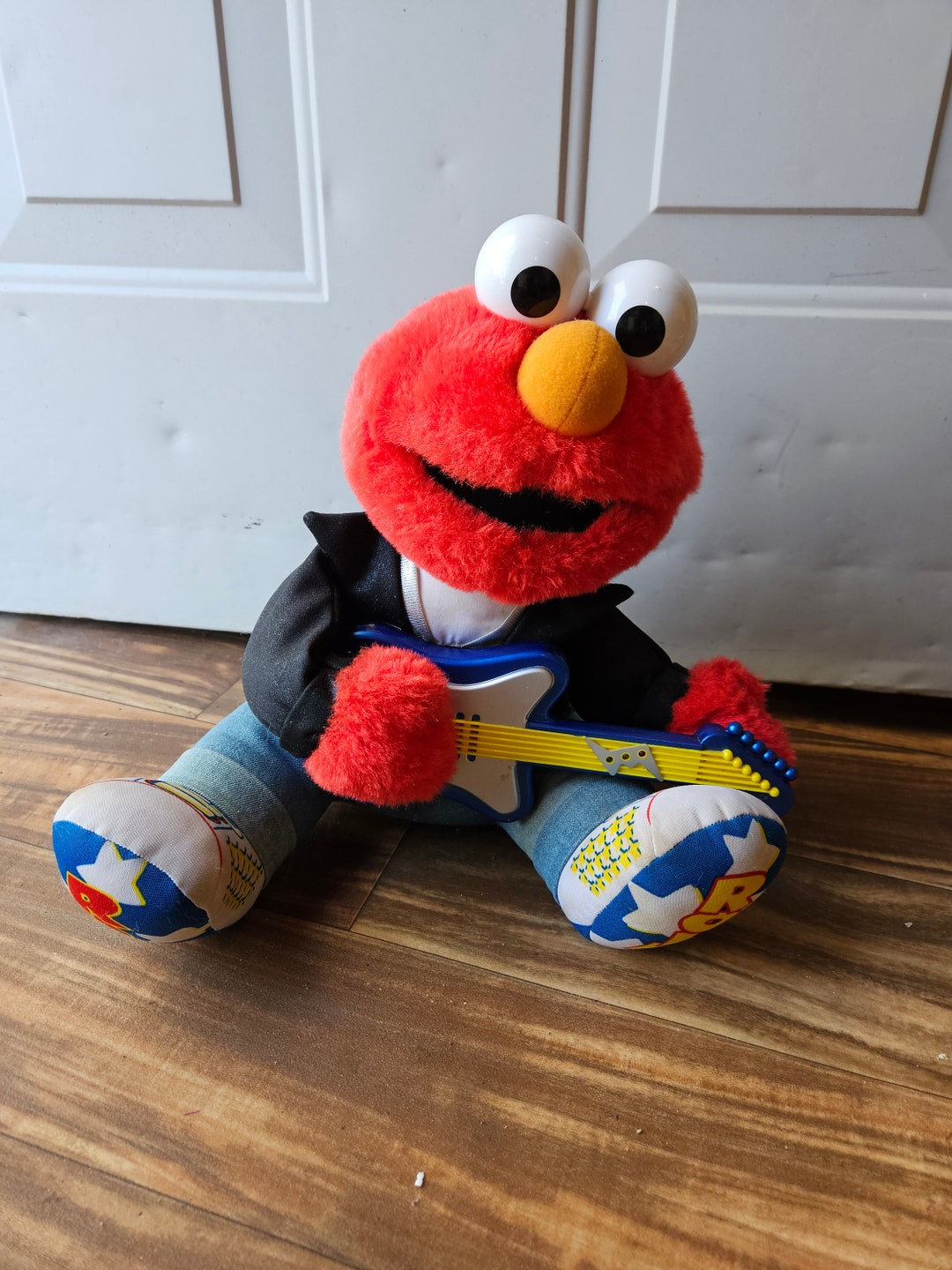 Tyco Rock N' Roll Elmo With Guitar and Leather Jacket Sing and Shakes ...