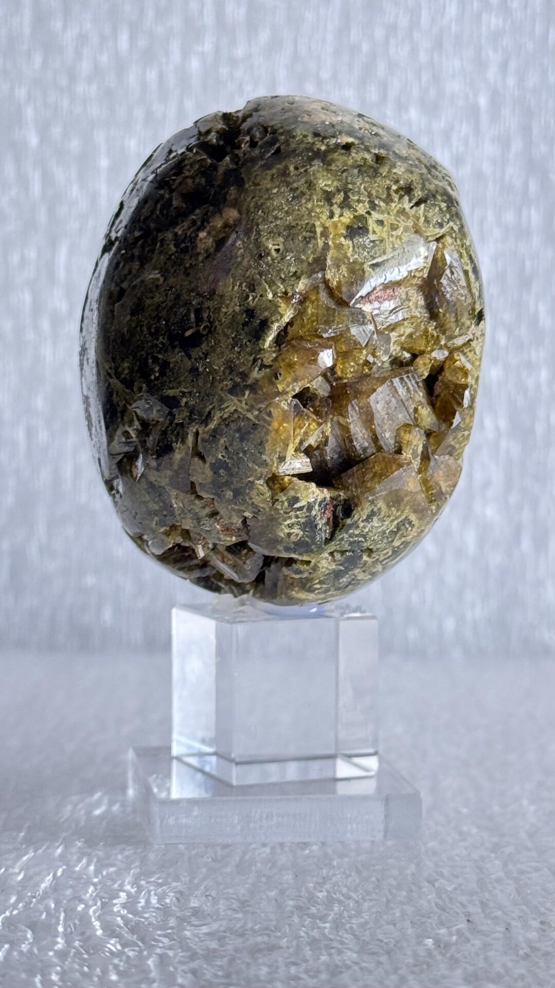 250 Gr, Epidote is a Silicate Mineral That's Commonly Found in ...