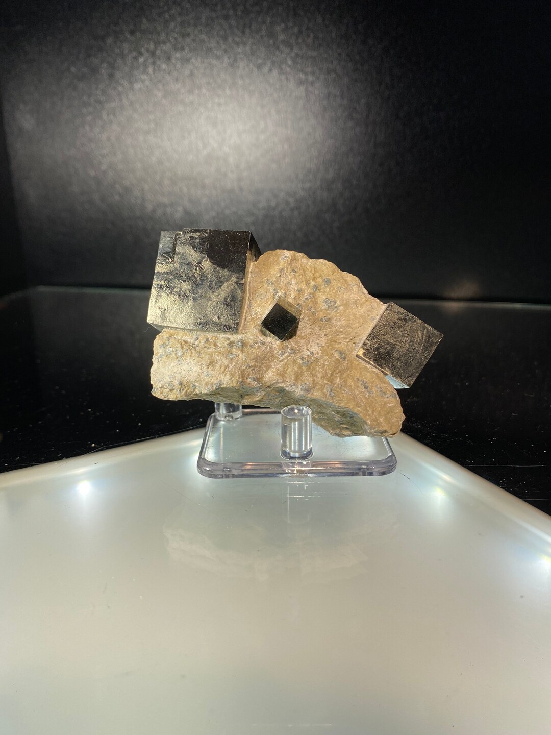 Cubo de pirita natural en matriz de españa / pirita de hierro / pirita ...