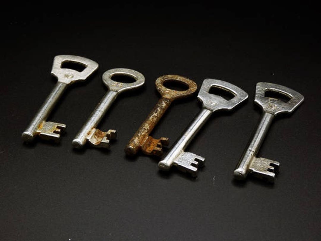 5 Antique Skeleton Keys - Rusty Skeleton Keys - Etsy