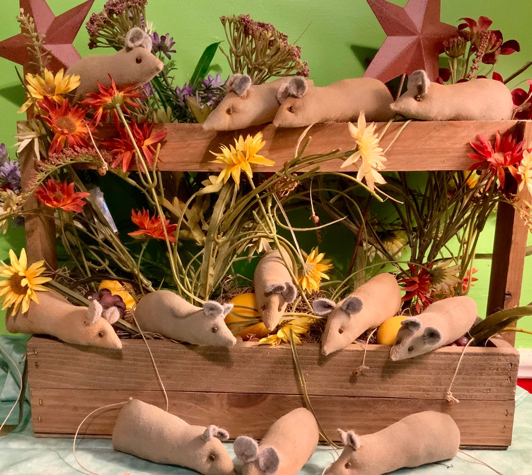 Primitive Muslin Mice: Hand-painted Country Tier Tray Decor - Etsy