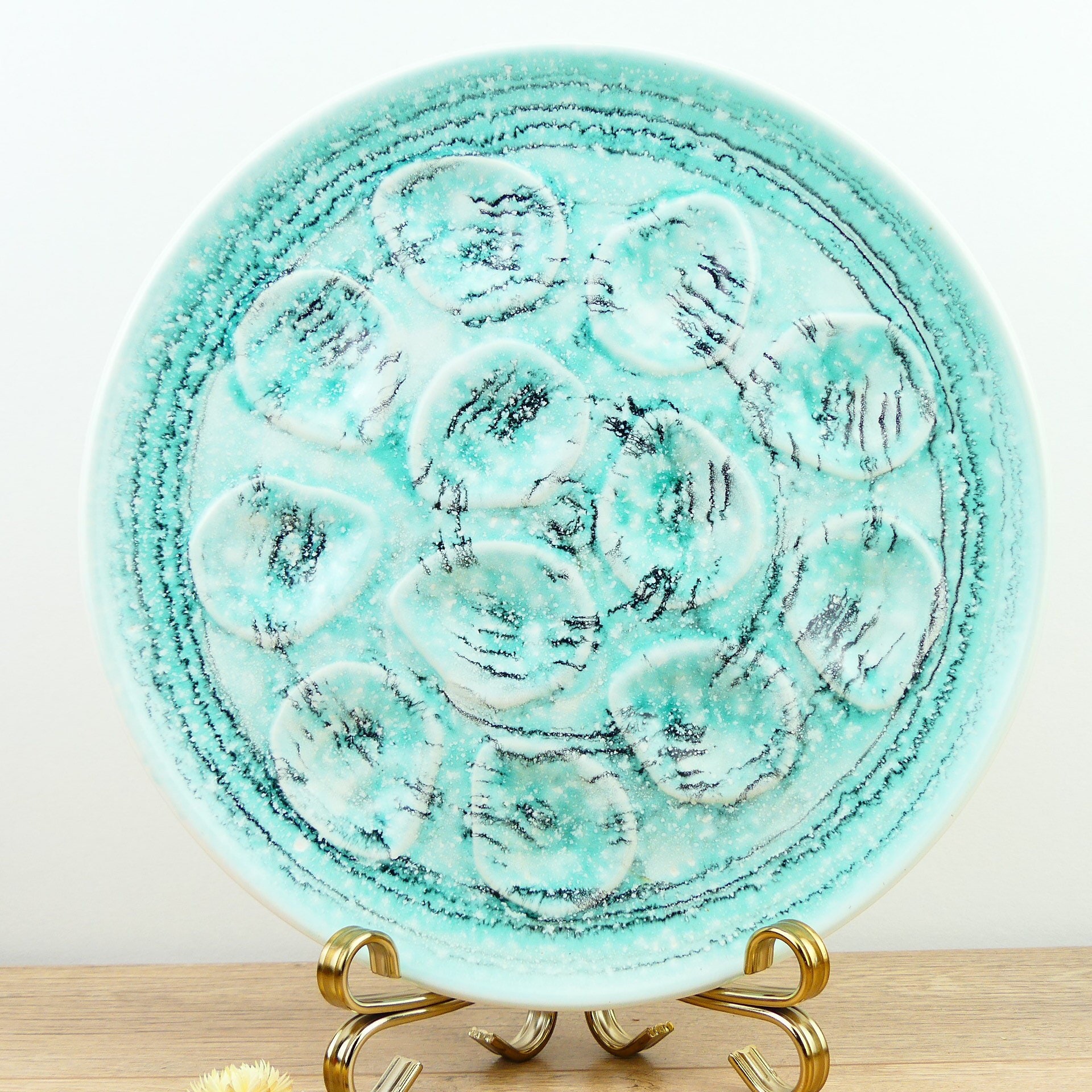 Flat oyster - large flat shells - plate Oyster - french - green ...