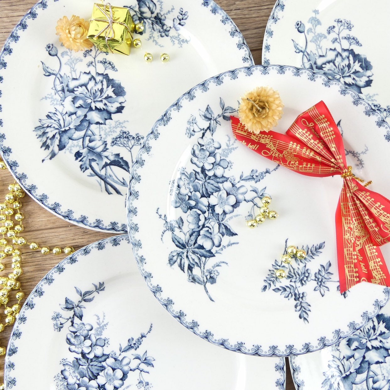 2 Sarreguemines Vega plates decorated with blue flowers 1920s, French ...