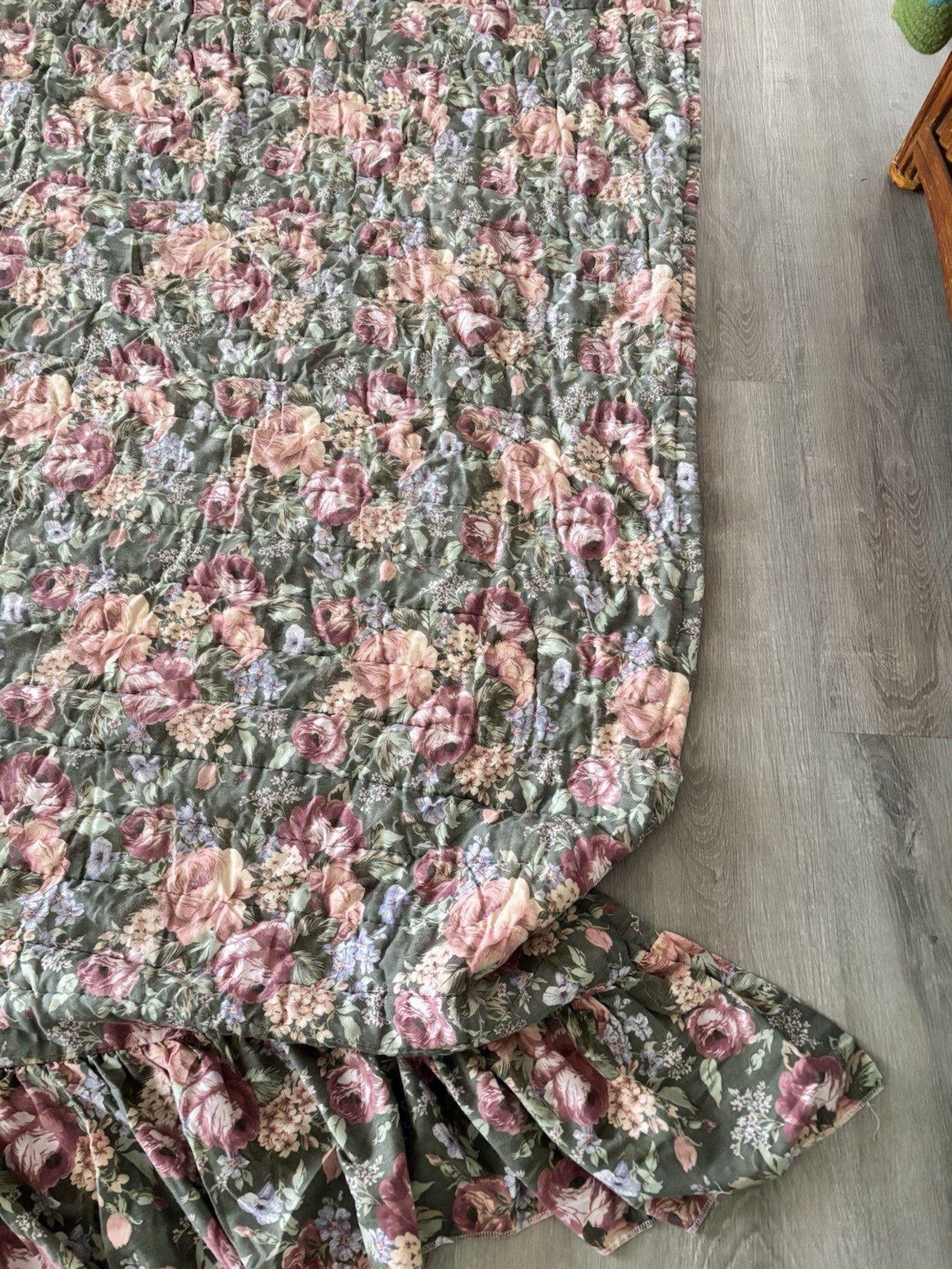 Vtg Rose Cottagecore Dark Floral Quilted Ruffle Bedspread Poly Cotton ...