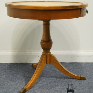 MERSMAN FURNITURE Traditional Style 26" Round Accent Table W. Tooled ...