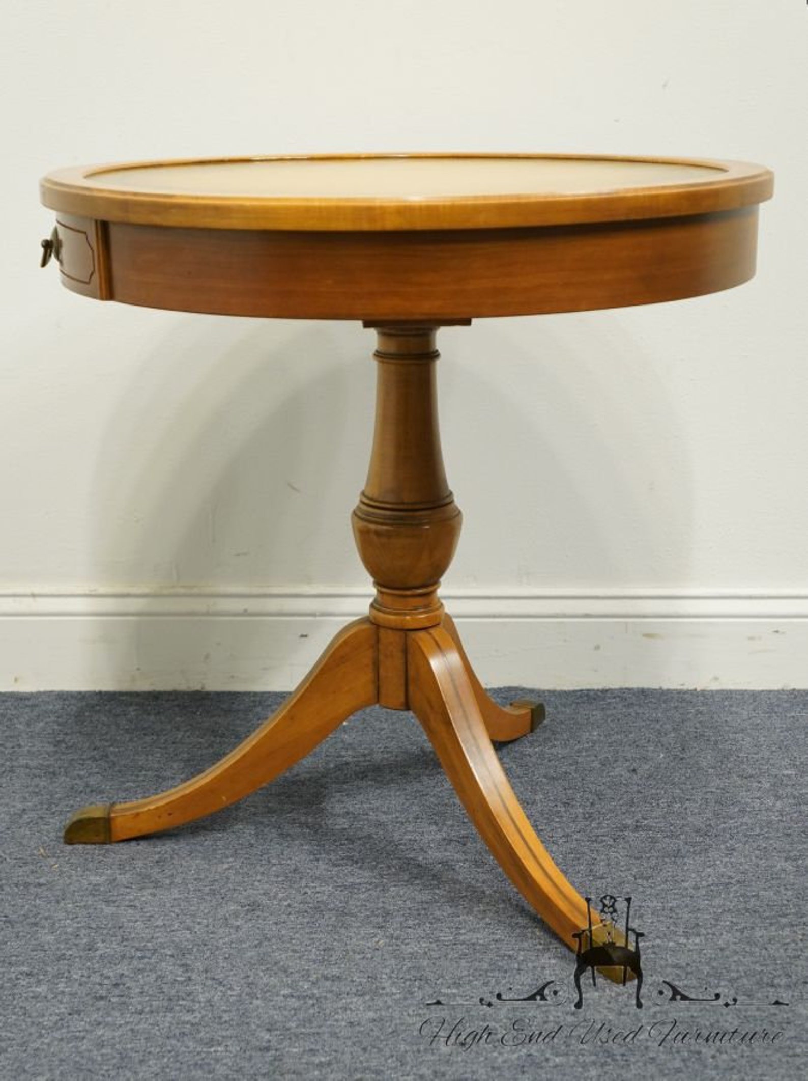 MERSMAN FURNITURE Traditional Style 26" Round Accent Table W. Tooled ...