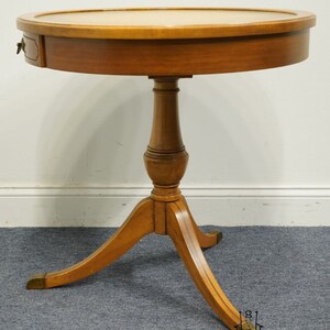 MERSMAN FURNITURE Traditional Style 26" Round Accent Table W. Tooled ...