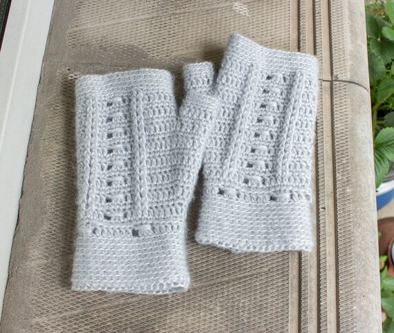 Crochet Pattern for Fingerless Mittens With Textured Panel - Etsy