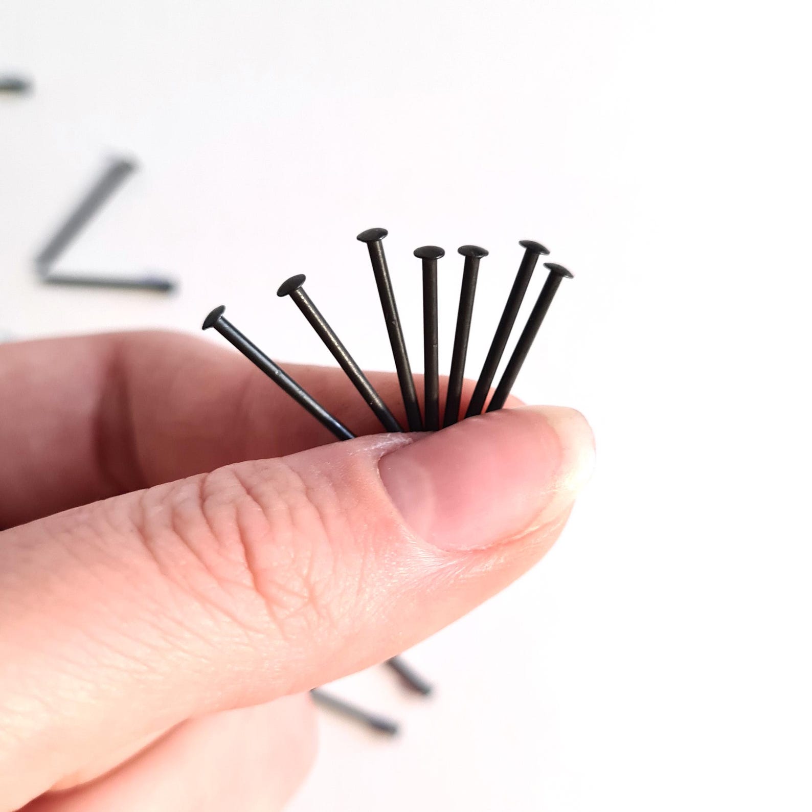 1000pcs BLACK Nails #18 X 1/2"- 3/4" (1,2x13-25mm) Escutcheon Pins ...