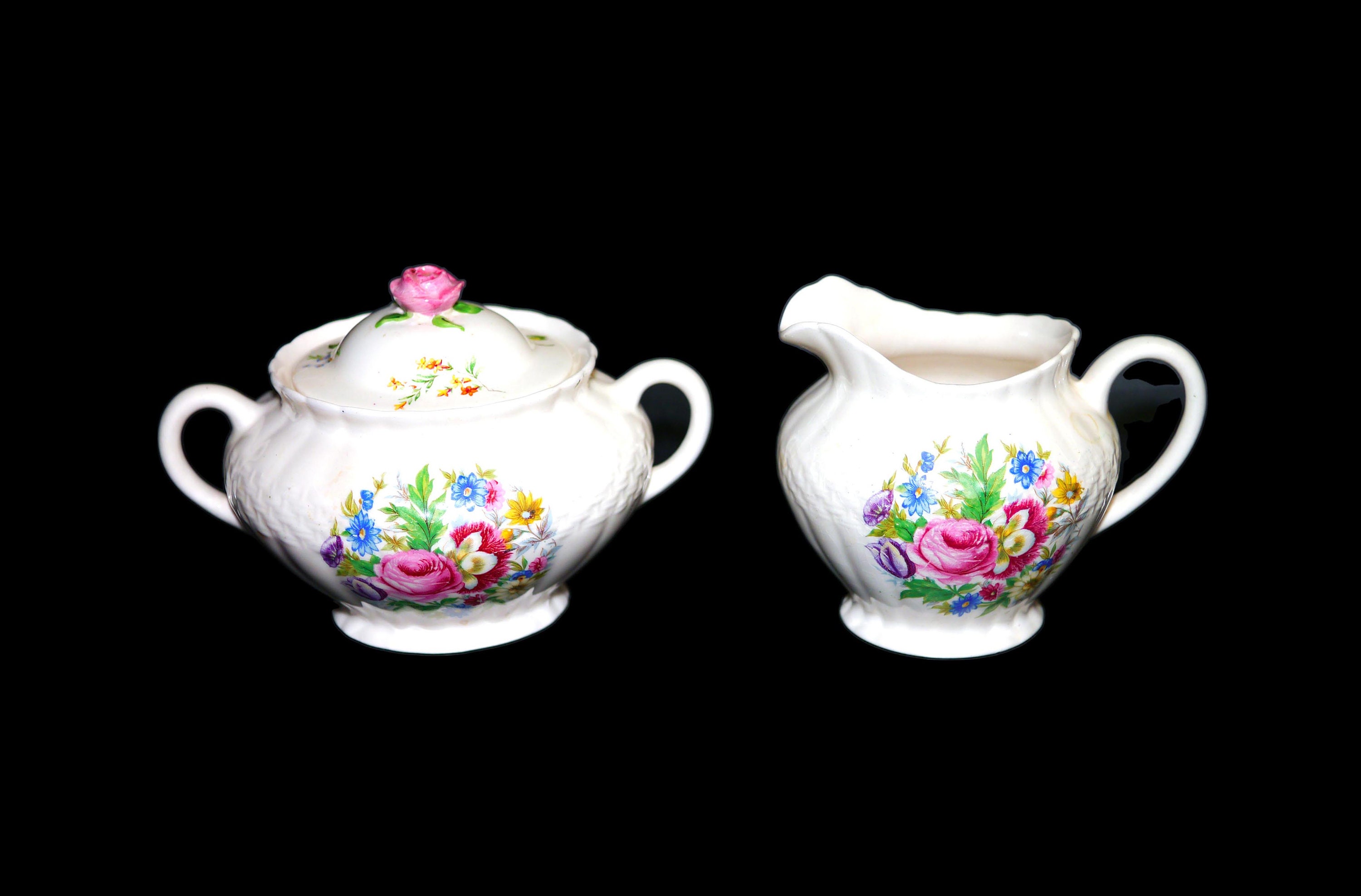 Simpsons Potters SIM18 creamer and covered sugar bowl set made in England.