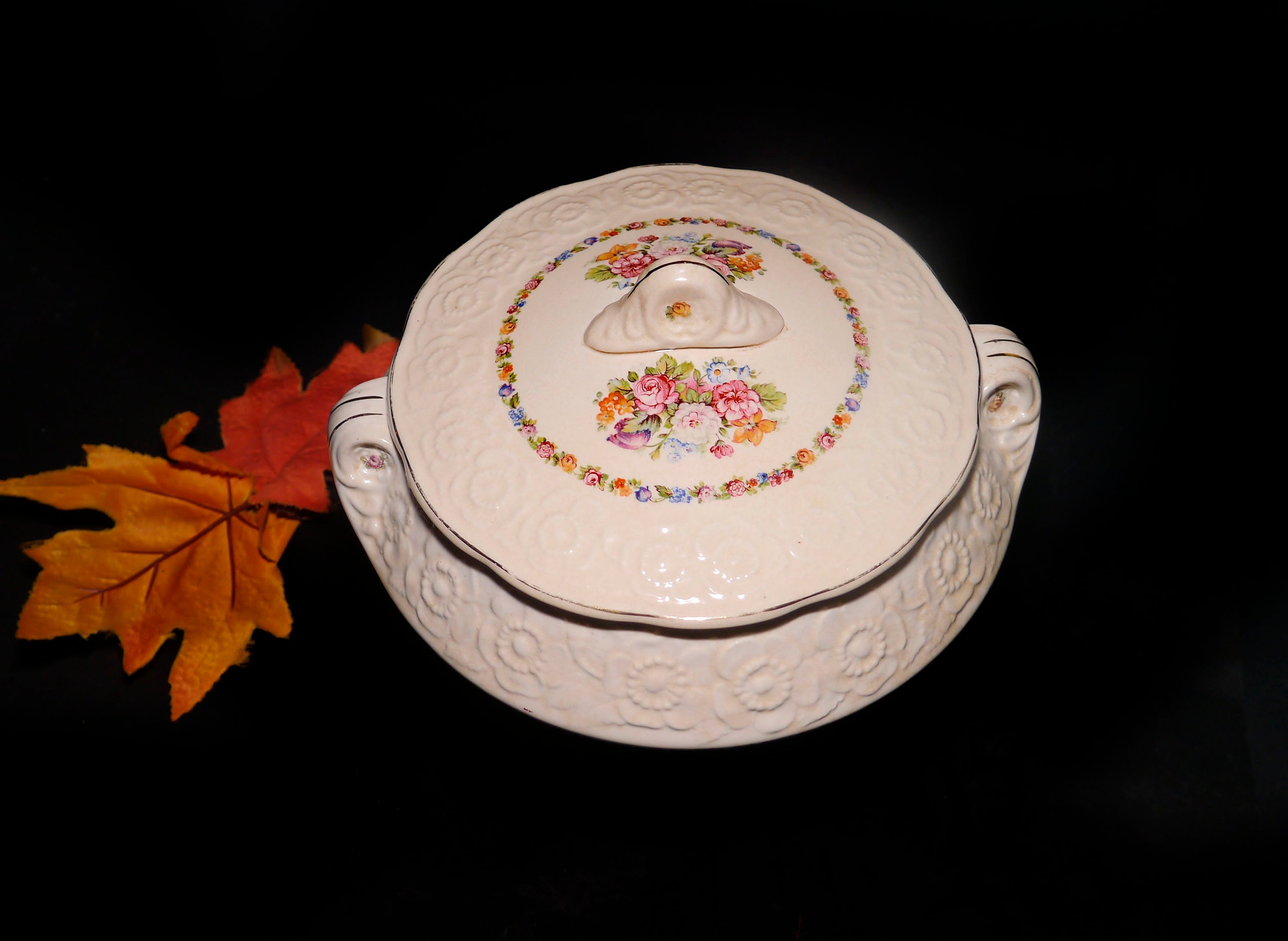 Sovereign Potters 322-37 floral covered vegetable serving bowl. Floral ...