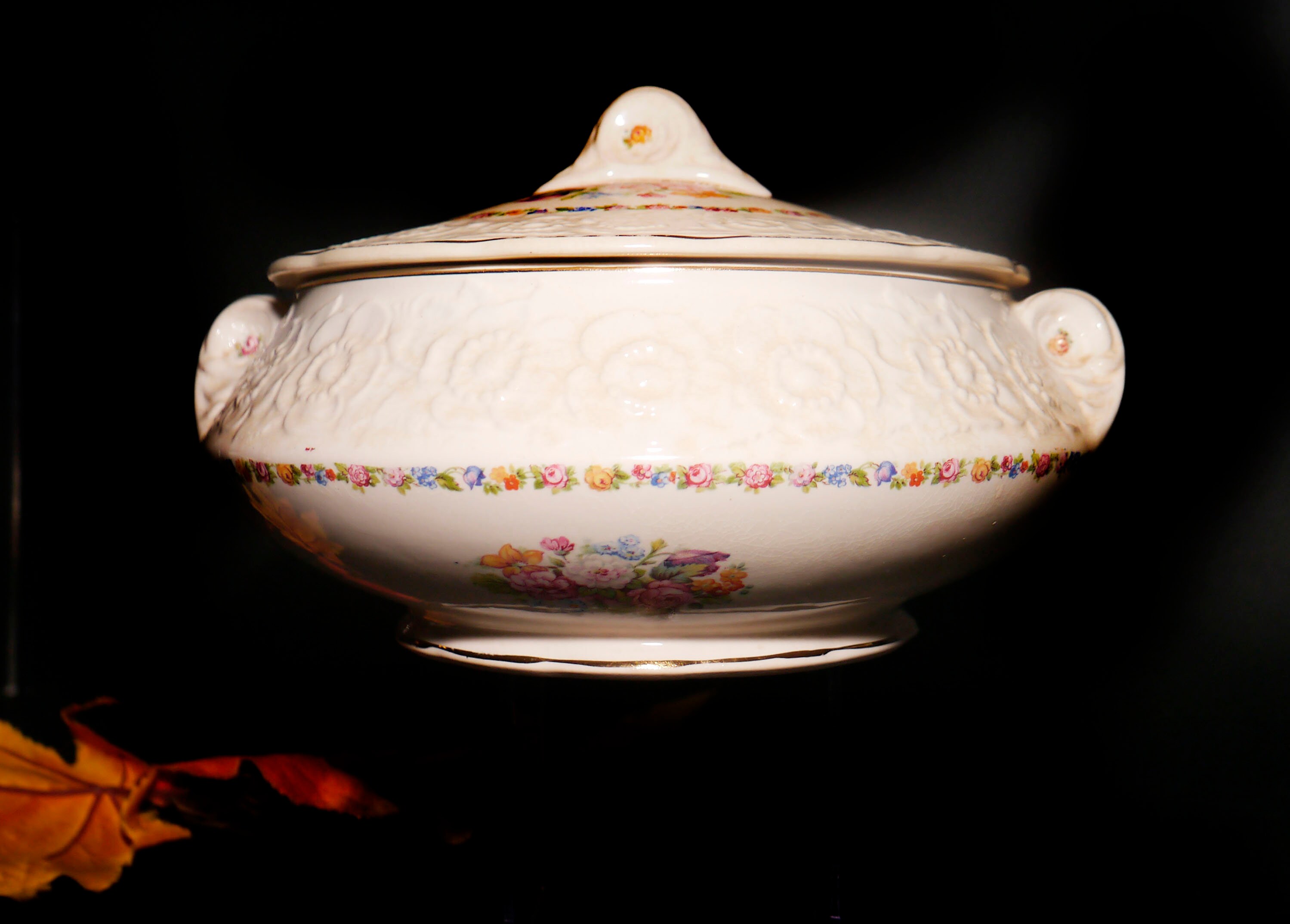 Sovereign Potters 322-37 floral covered vegetable serving bowl. Floral ...