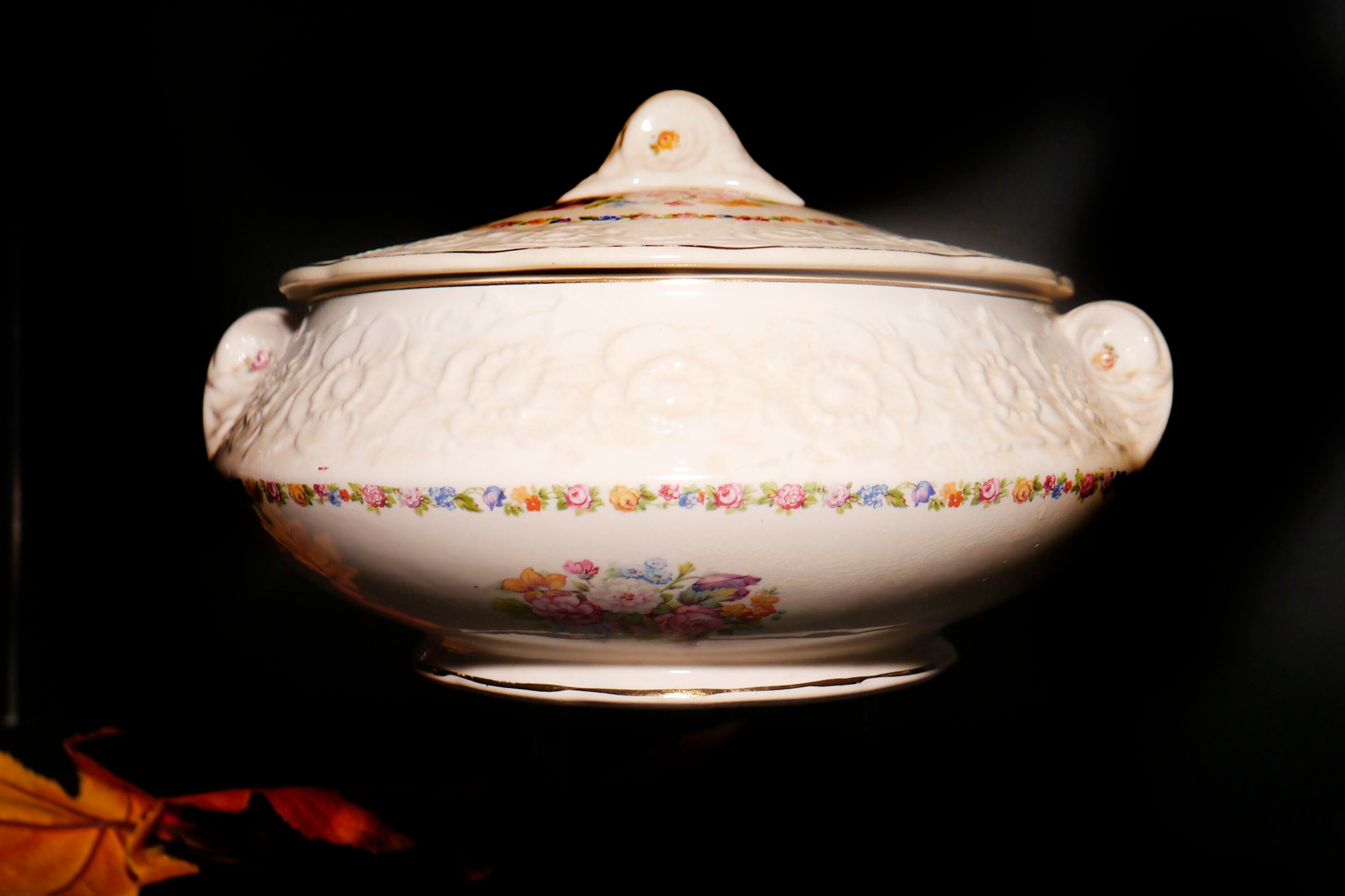 Sovereign Potters 322-37 floral covered vegetable serving bowl. Floral ...