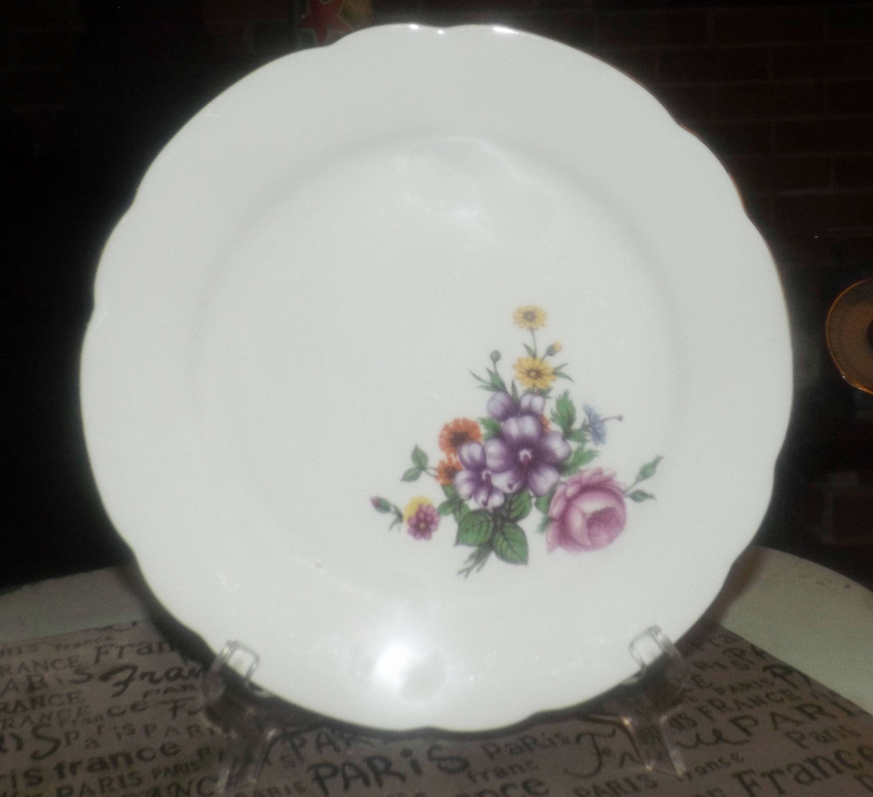 Vintage Kahla KHL75 dinner plate. Made in Germany. Minor flaw (see below).