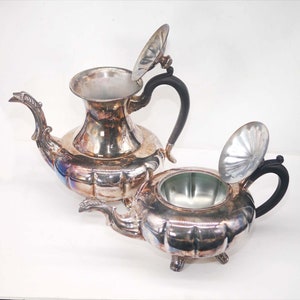 Lipman Brothers Marlboro Old English Silver-plated Six-cup Coffee Pot ...