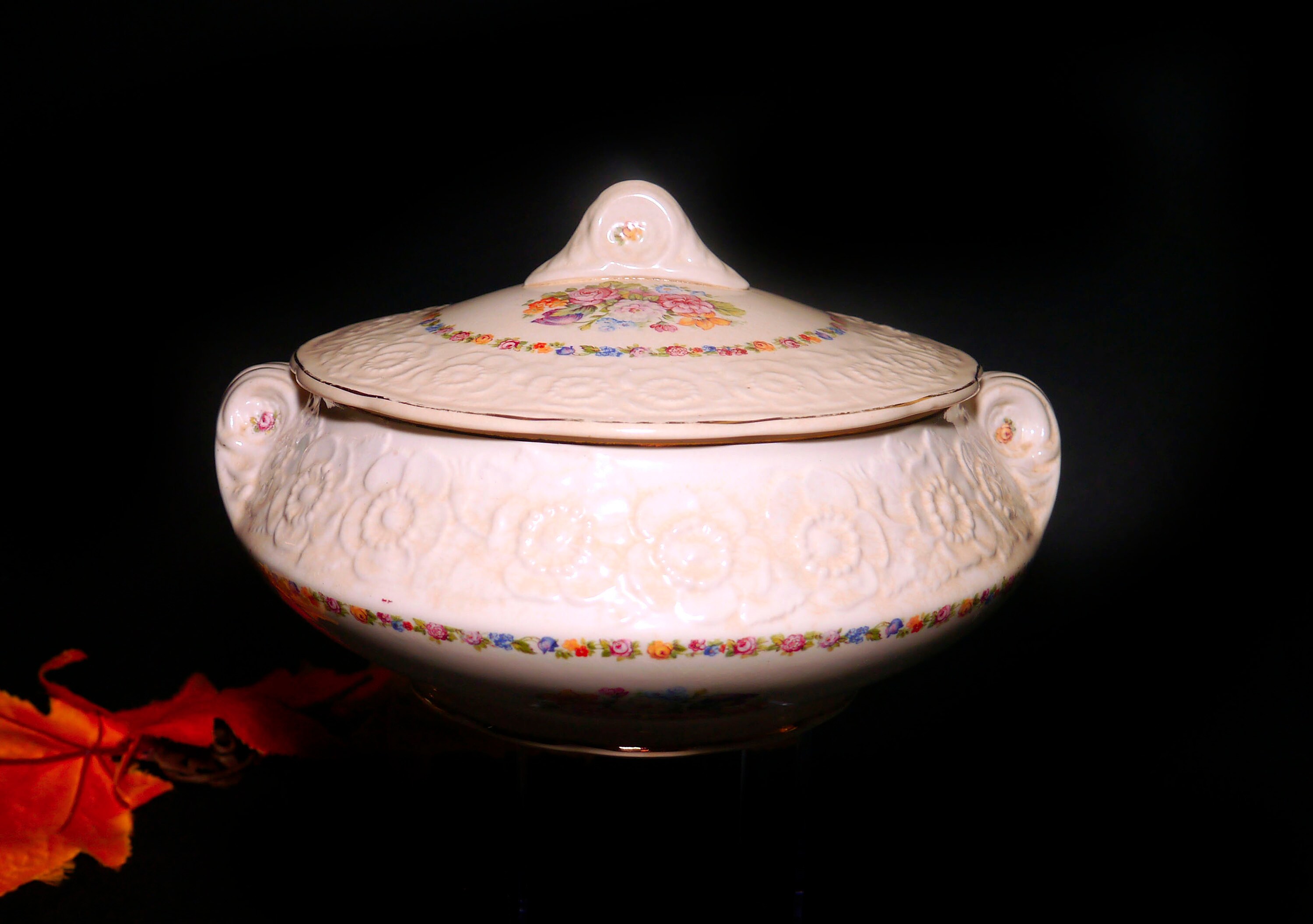 Sovereign Potters 322-37 floral covered vegetable serving bowl. Floral ...