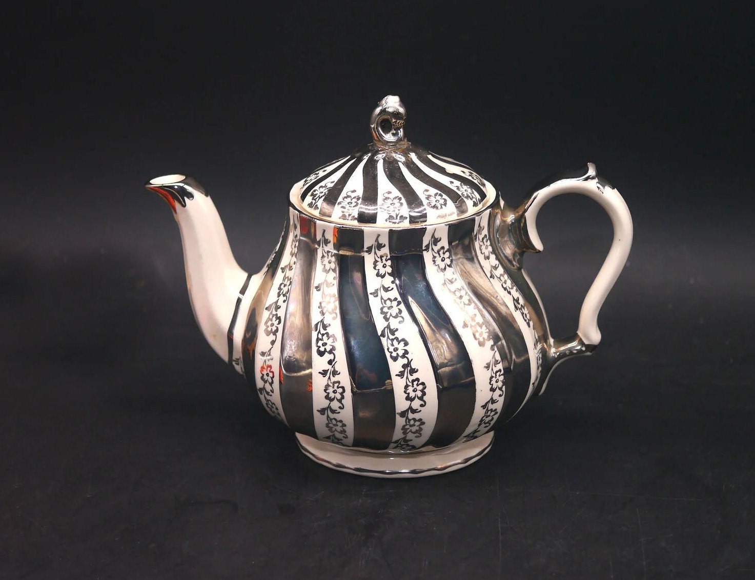 Sadler 2822 silver lusterware four-cup teapot made in England.