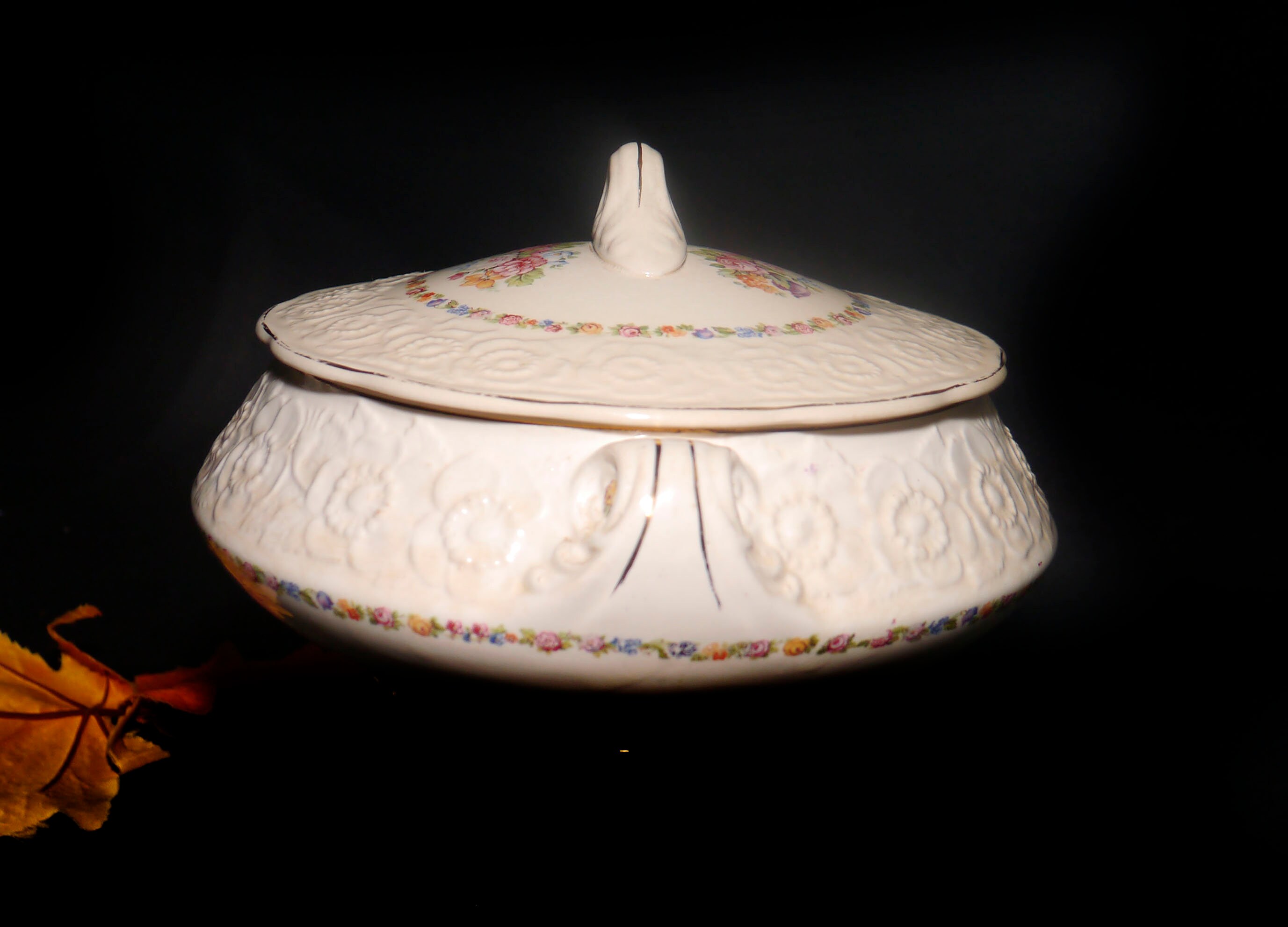 Sovereign Potters 322-37 floral covered vegetable serving bowl. Floral ...