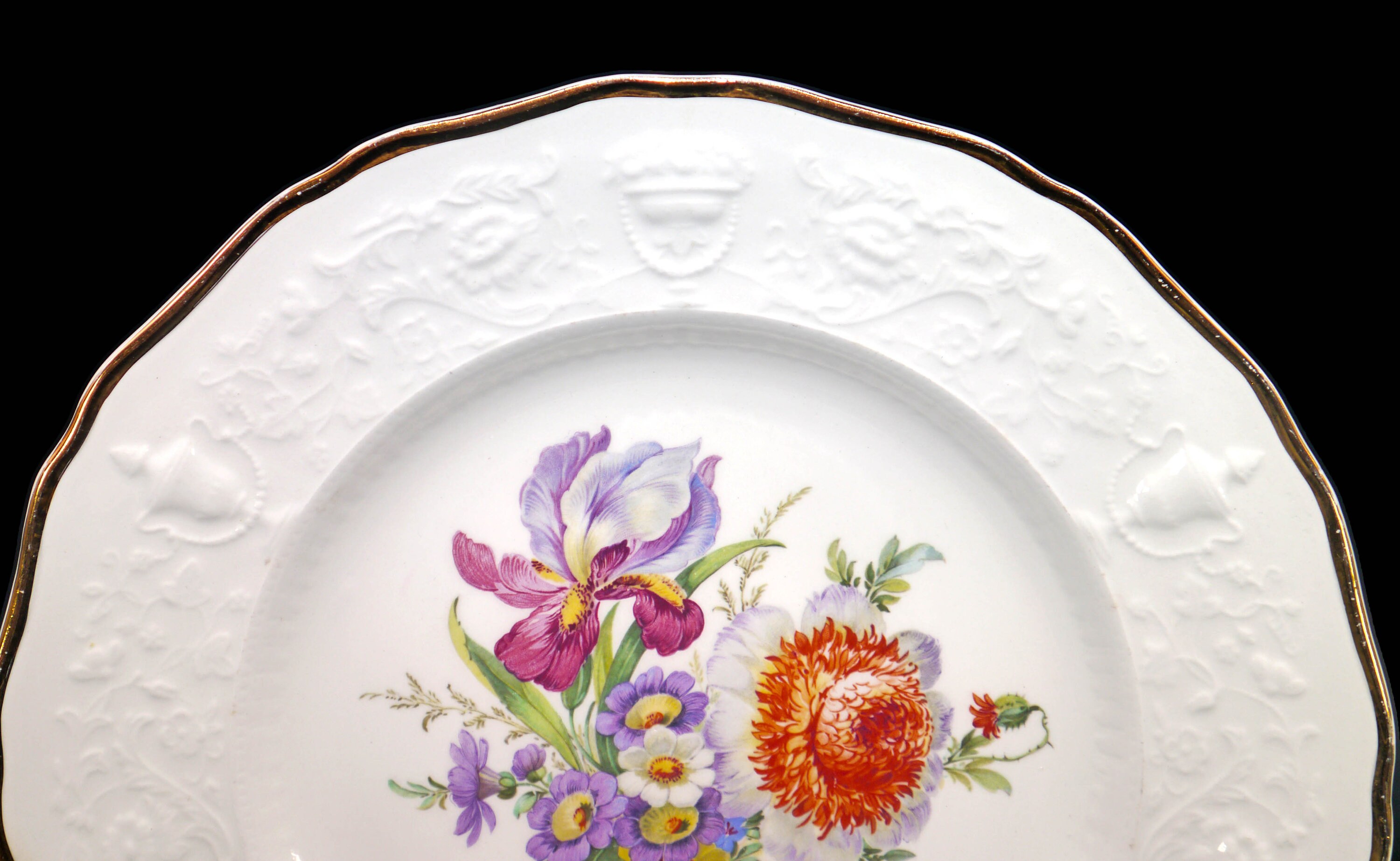 Simpsons Potters large dinner plate. Center florals, embossed urns ...