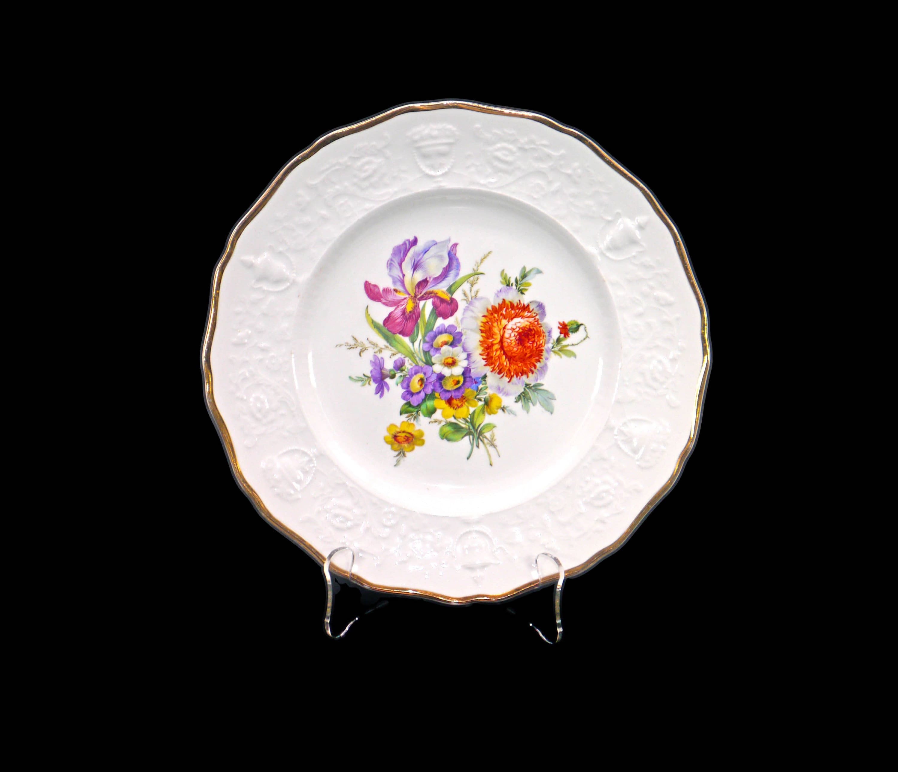 Simpsons Potters large dinner plate. Center florals, embossed urns ...