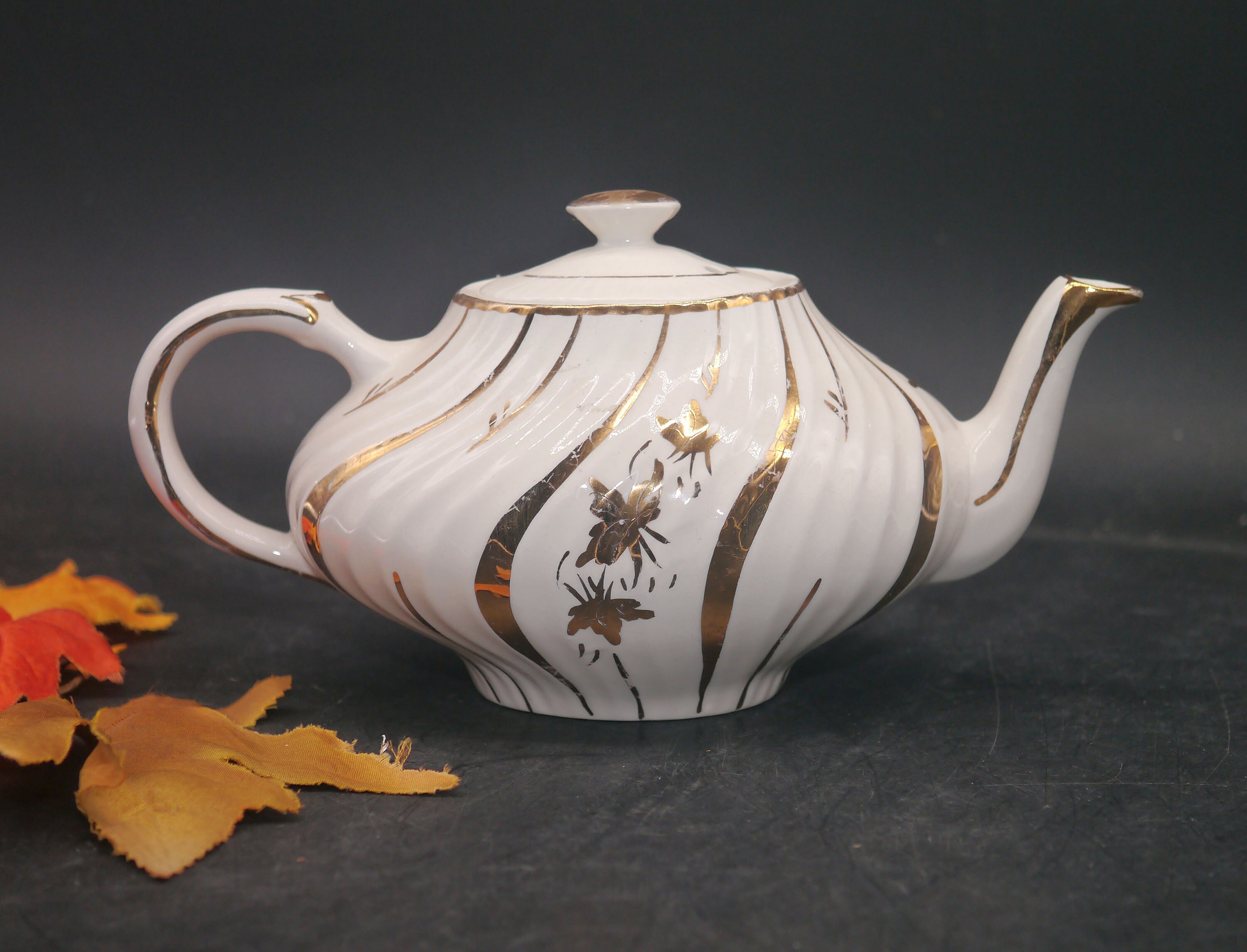 Arthur Wood 4833 four-cup, Aladdin-style teapot made in England. Gold ...