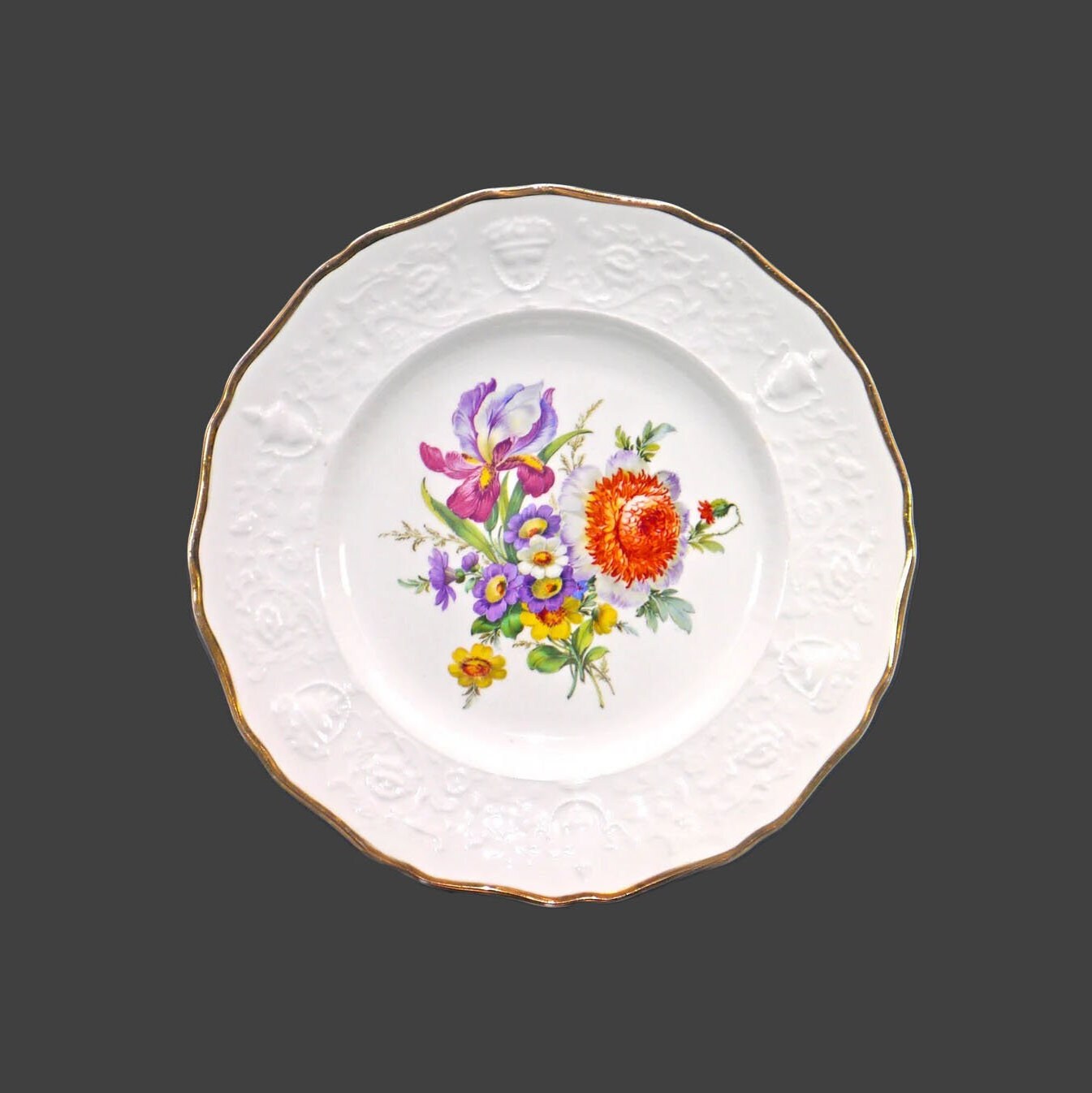 Simpsons Potters dinner plate. Center florals, embossed urns, gold edge ...