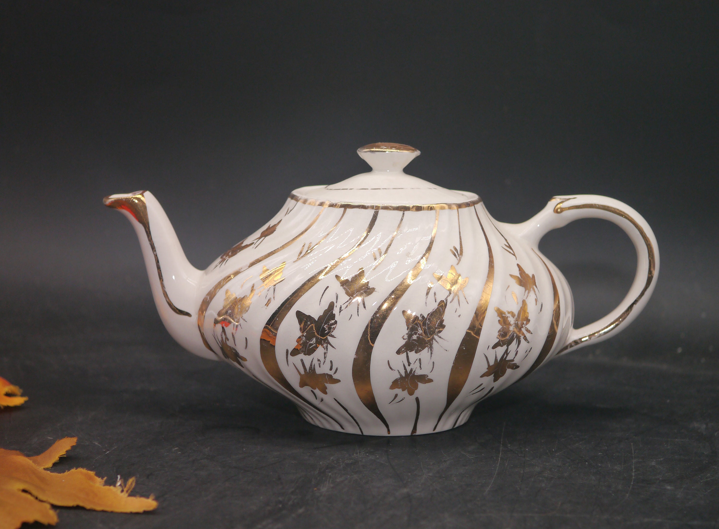 Arthur Wood 4833 four-cup, Aladdin-style teapot made in England. Gold ...