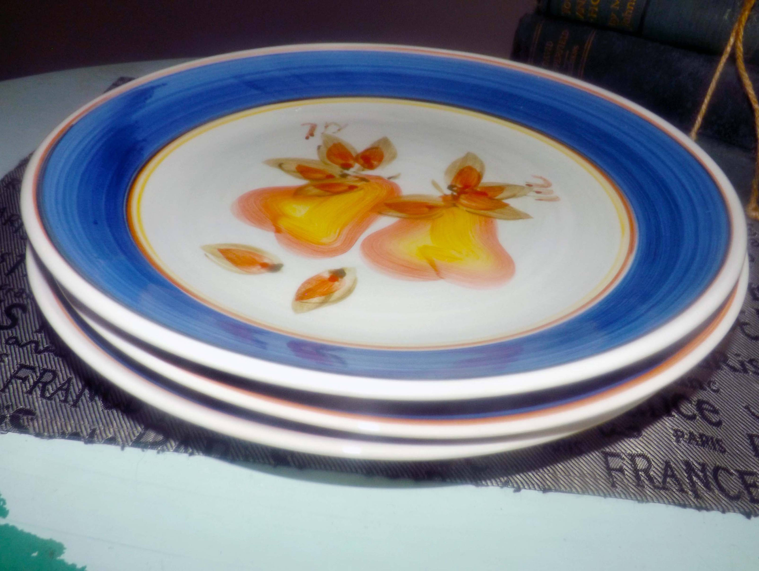 Vintage (1996) Gibson Designs GID333 dinner plate. Central pears.