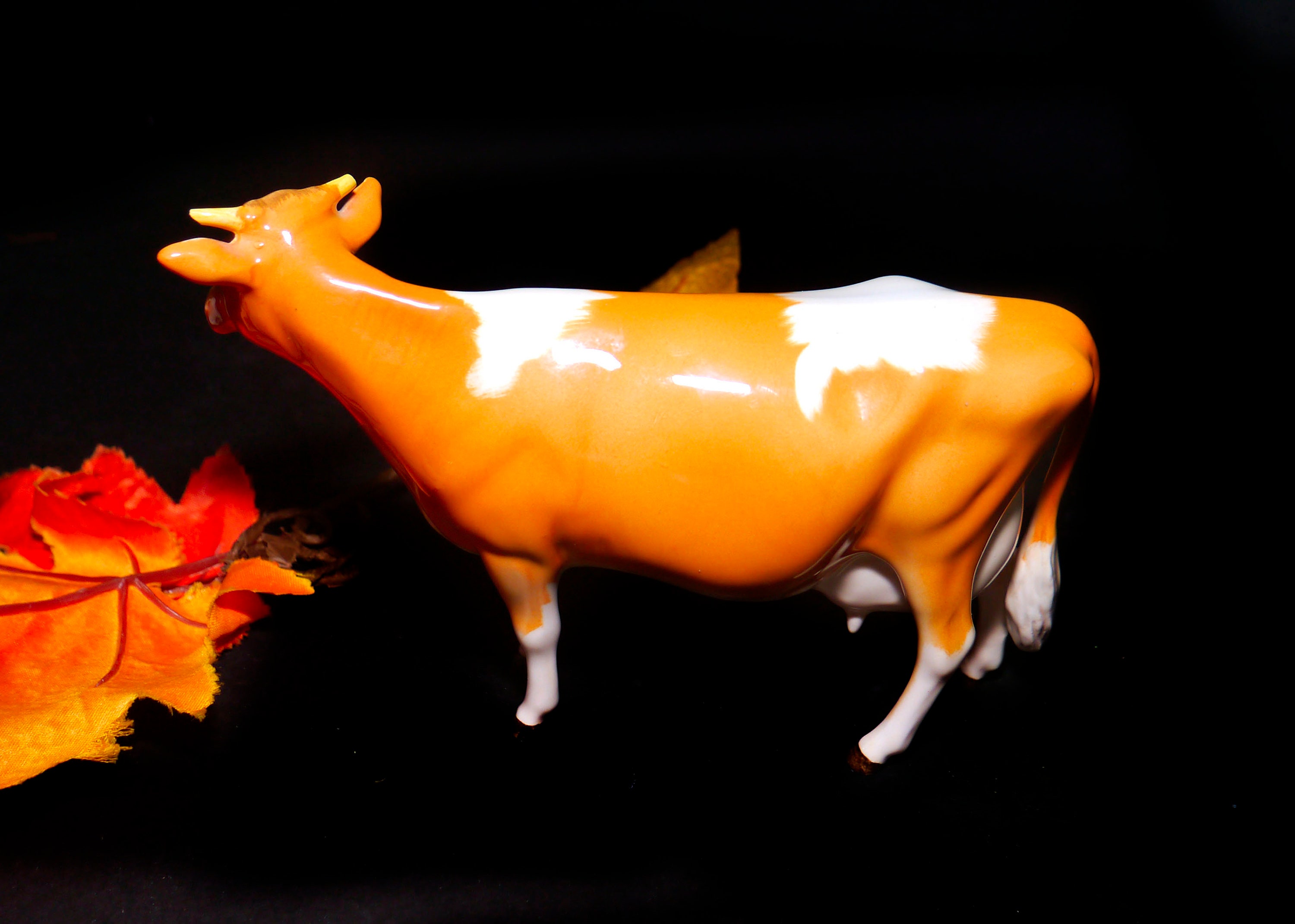 Beswick 1258A Guernsey Cow figurine made in England. Flawed (see below).