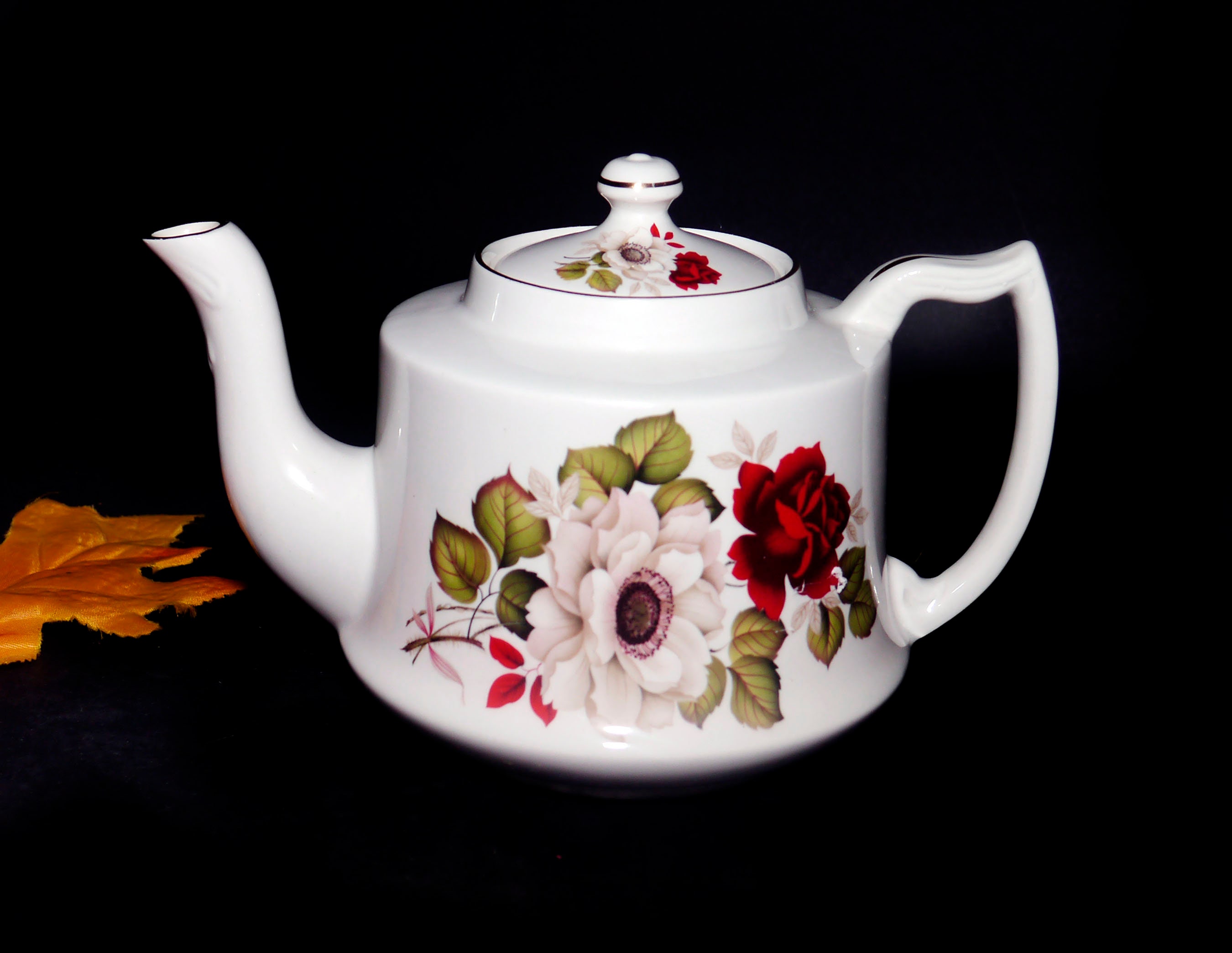 James Kent Old Foley four-cup teapot made in England. Red rose, pink ...