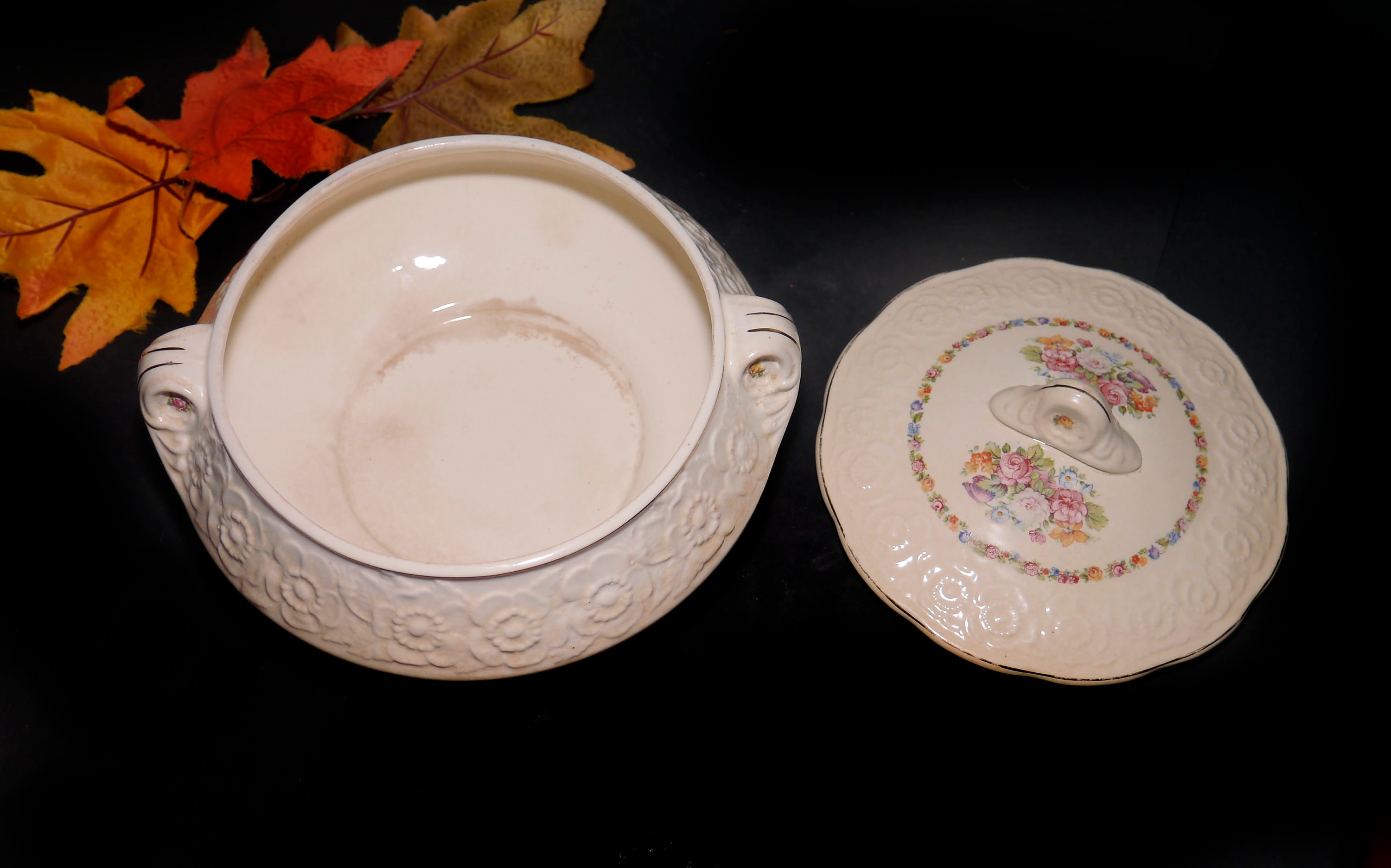 Sovereign Potters 322-37 floral covered vegetable serving bowl. Floral ...