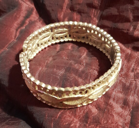 Vintage Monet Infinity Symbol Etched Lacy Golden Cuff… - Gem