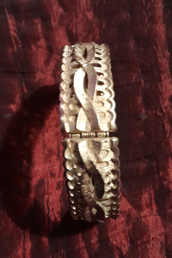 Vintage Monet Infinity Symbol Etched Lacy Golden Cuff… - Gem