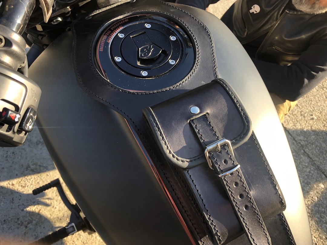 INDIAN Scout Bobber Tank Cover, Tank Band | Cod. CS-L 40 | Mod. INDIAN ...