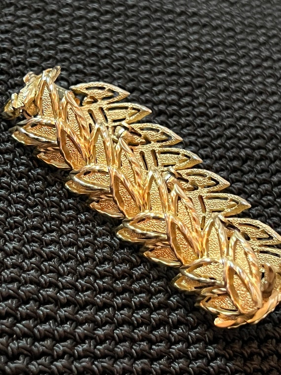 Crown Trifari Leaves Design Gold Tone Texture Bracele… - Gem