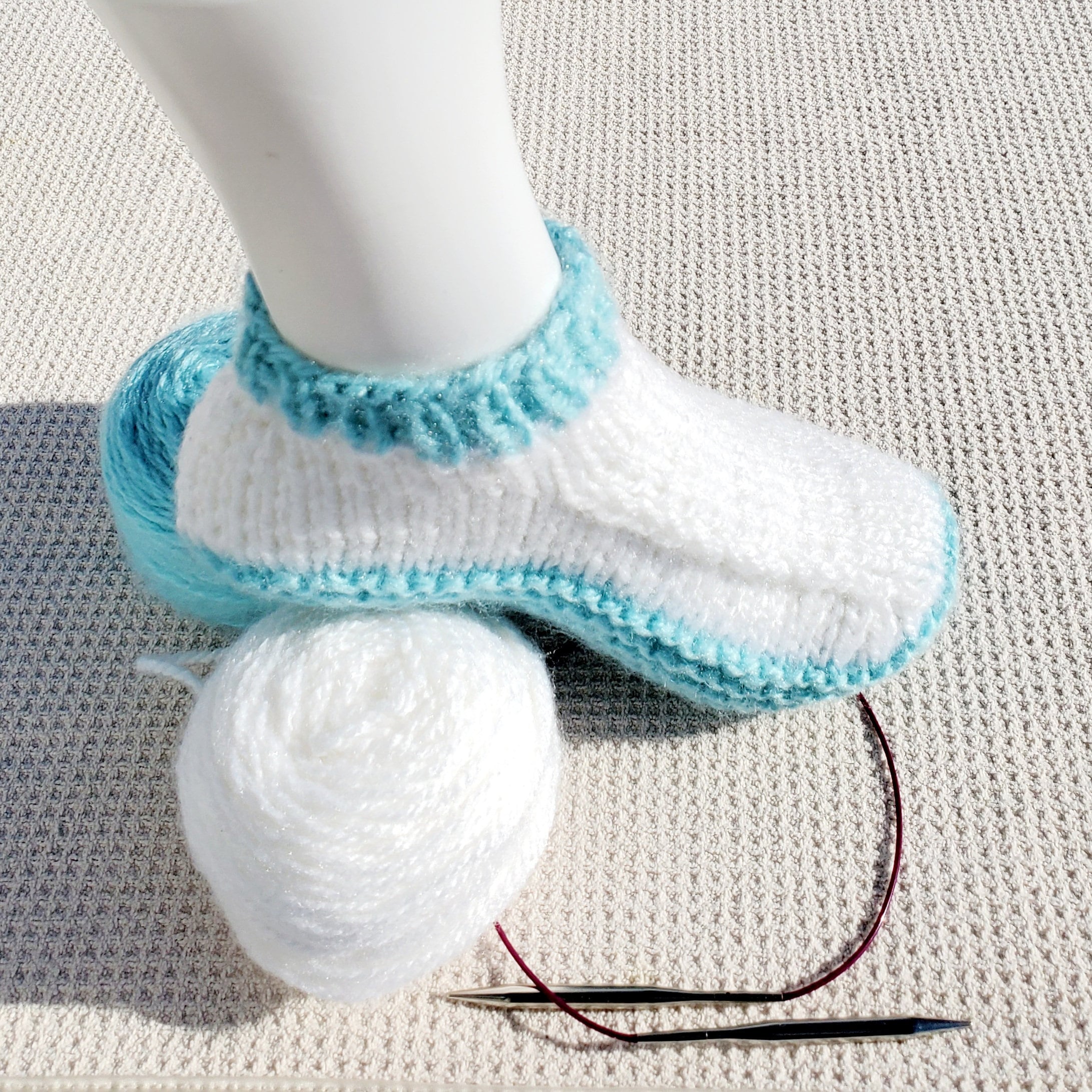 Stay at Home Slipper, Easy to Knit Slipper, DIY Yarn Kit - Etsy