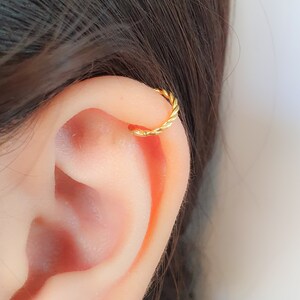 Golden Twisted Metal Seamless Clicker Hoop Ring, Classic Rope Hoop ...