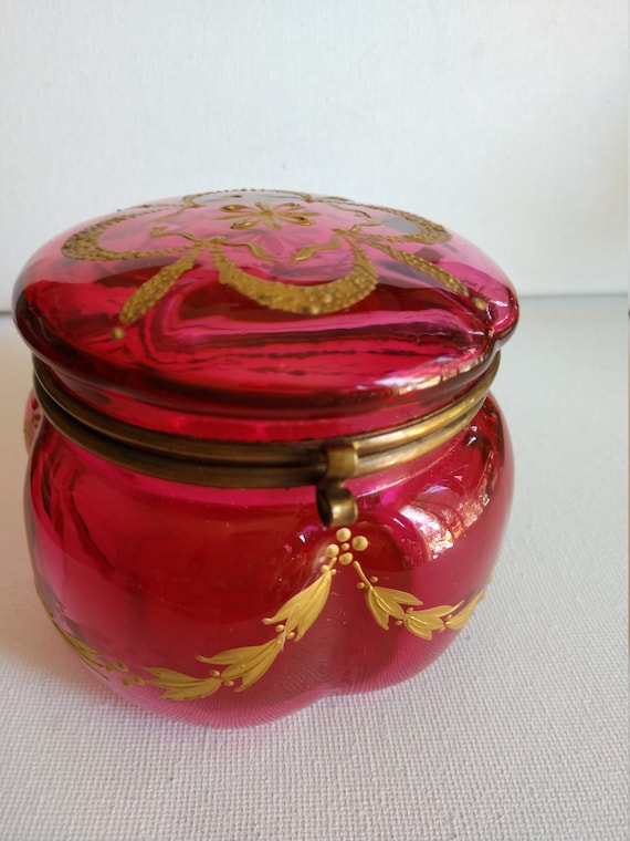Antique Beautiful and simple cranberry box, with gold… - Gem