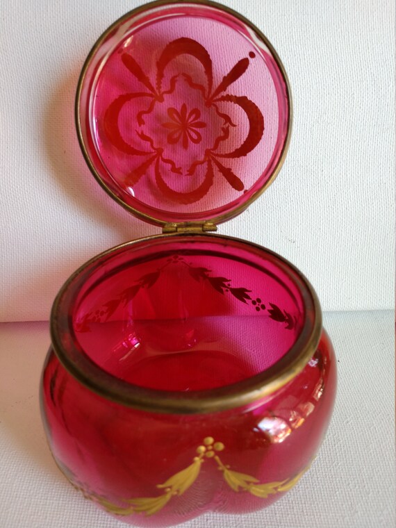 Antique Beautiful and simple cranberry box, with gold… - Gem