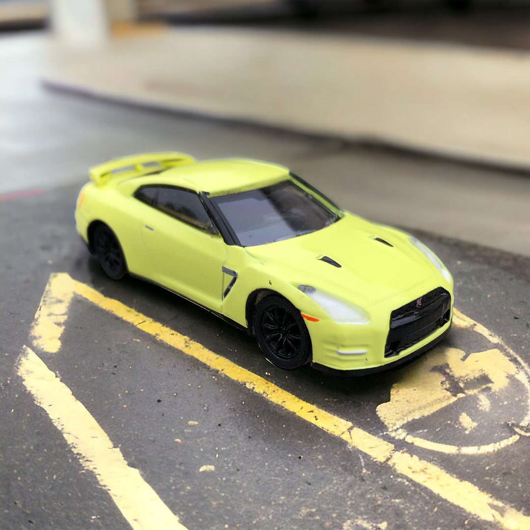 Nissan GT-R R35 Yellow Scale 1:64 Die-cast Car Metal Model Diorama A6 ...
